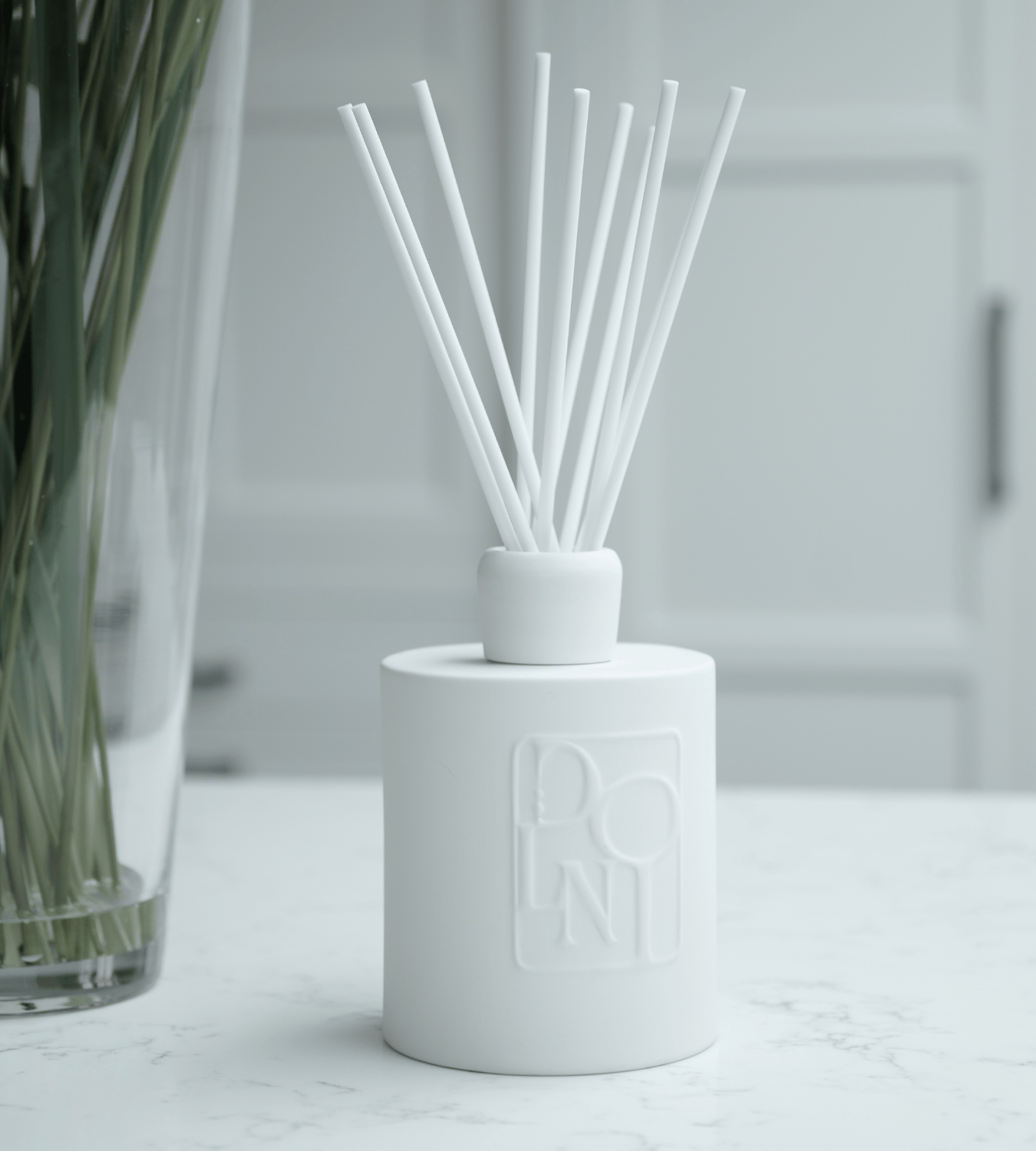 Dolni White Ceramic 1500ml Blackberry Oud Large Reed Diffuser – Chloe ...